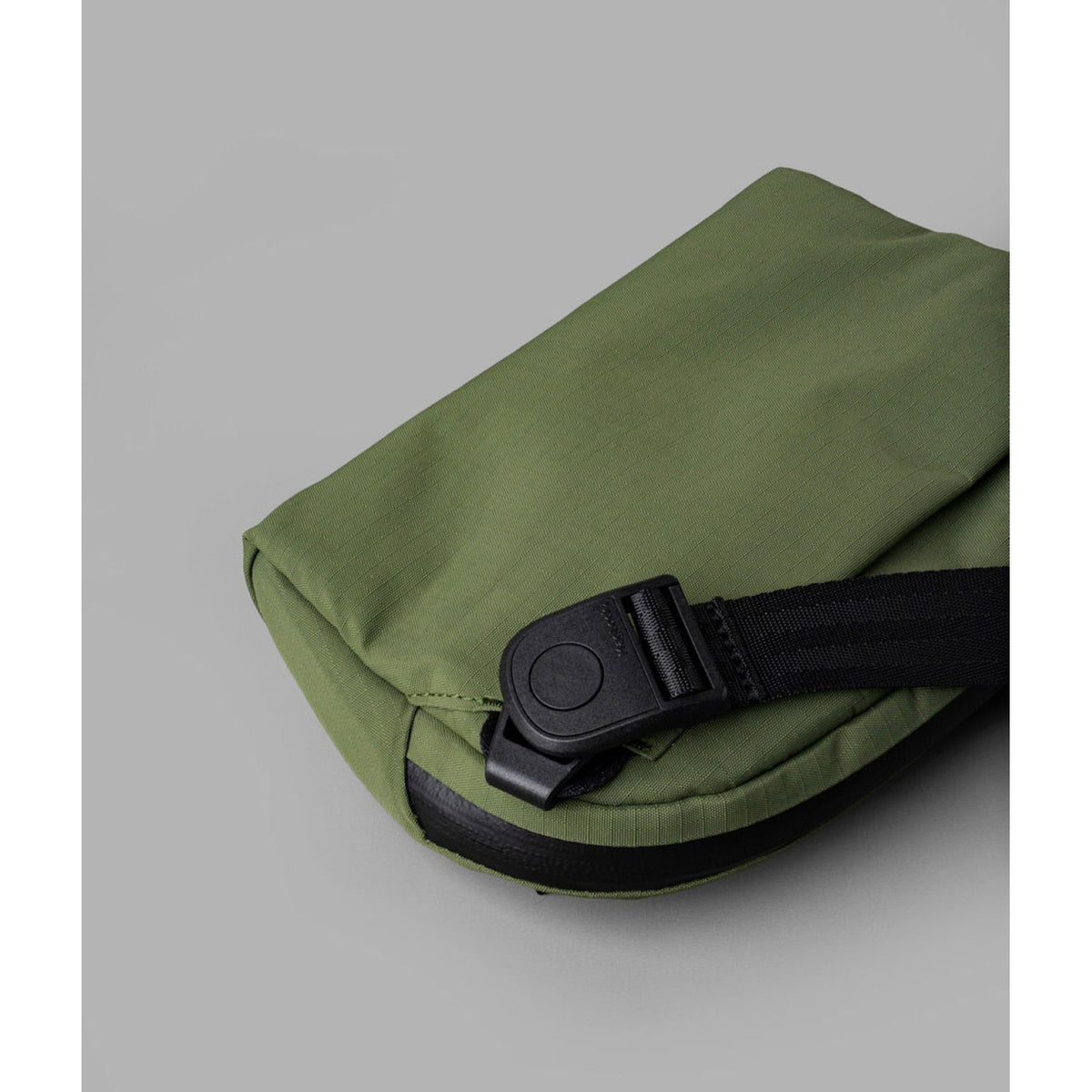 ALPAKA Flight Sling 1L Axoflux 210D (Green) – The Planet Traveller